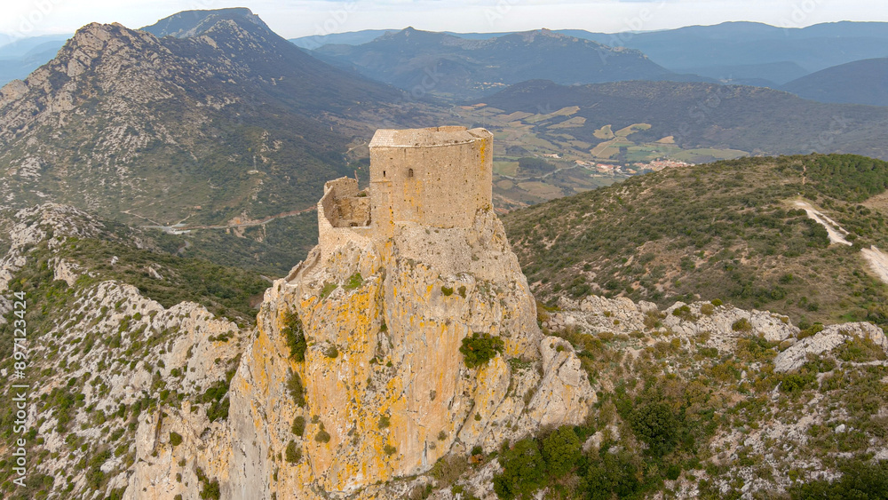 Chateau de Queribus sur son piton rocheux, forteresse imprenable vue de ...