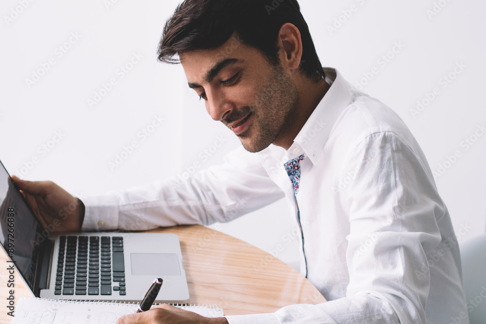 Foto de Successful smiling software developer planning meeting with ...