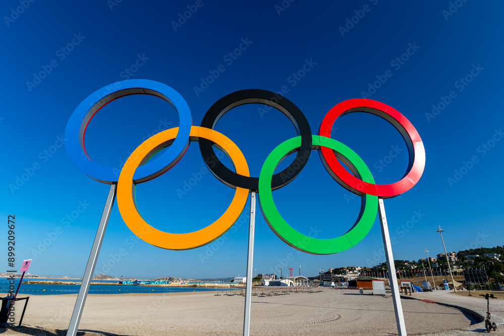 Les anneaux olympiques sur fond de ciel bleu pour les jeux olympiques ...