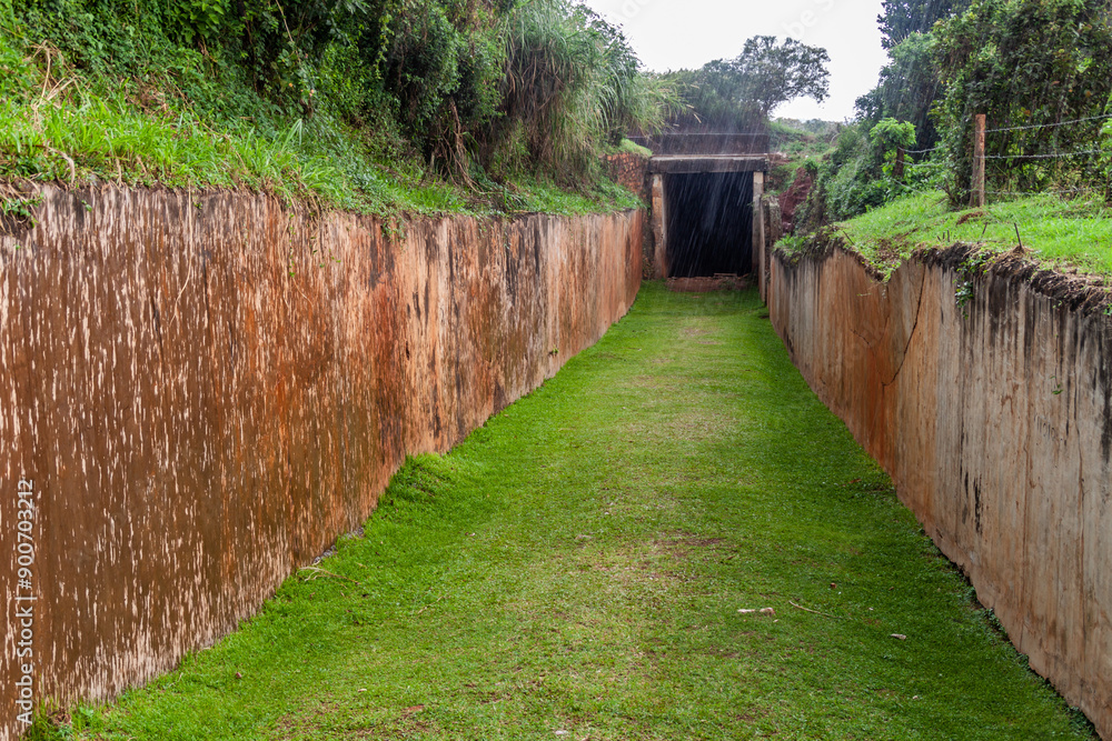 Foto de Entrance of Idi Amin's underground torture chamber in Kampala ...