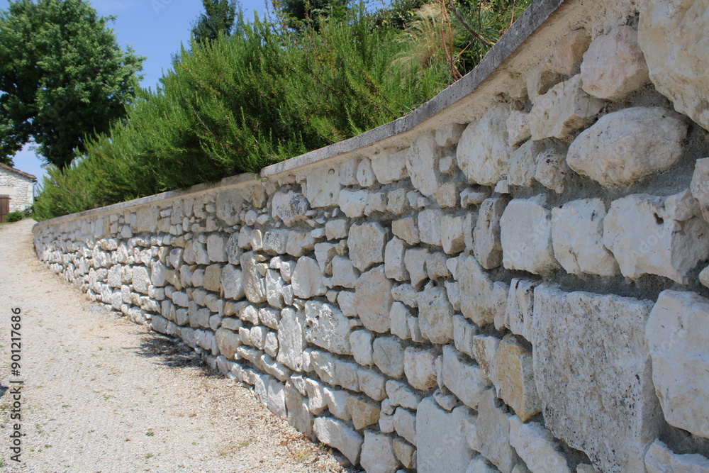 Muret en pierre, mur de soutènement, aménagement des extérieurs Stock ...