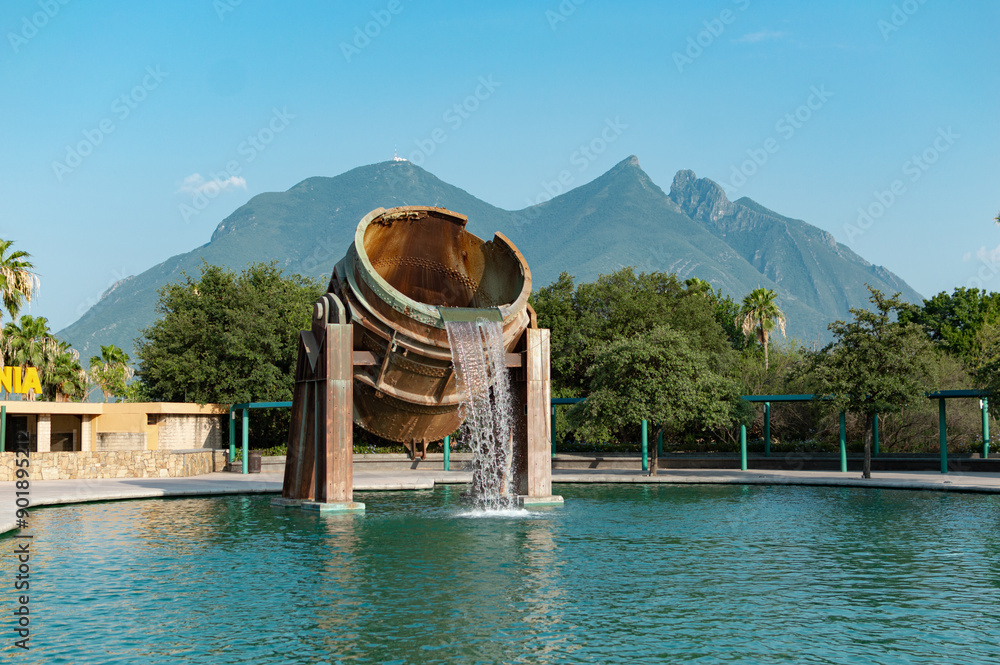 Fuente de crisol en Parque fundidora y el Cerro de la Silla al Fondo ...