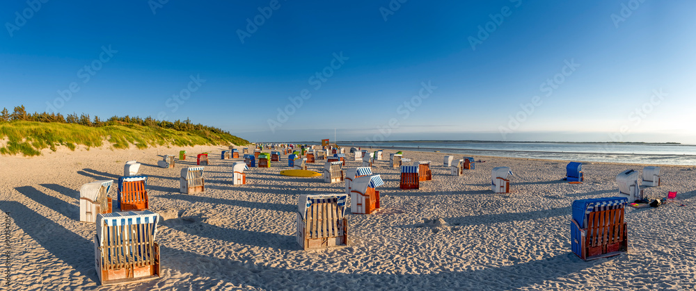 Der menschenleere Badestrand von Utersum auf der Nordseeinsel Föhr im ...