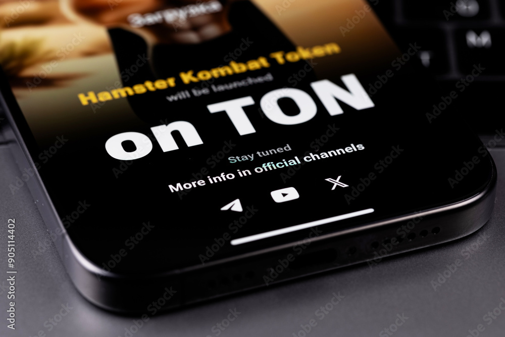 Foto de Hamster Kombat logo on a screen smartphone, iPhone closeup ...
