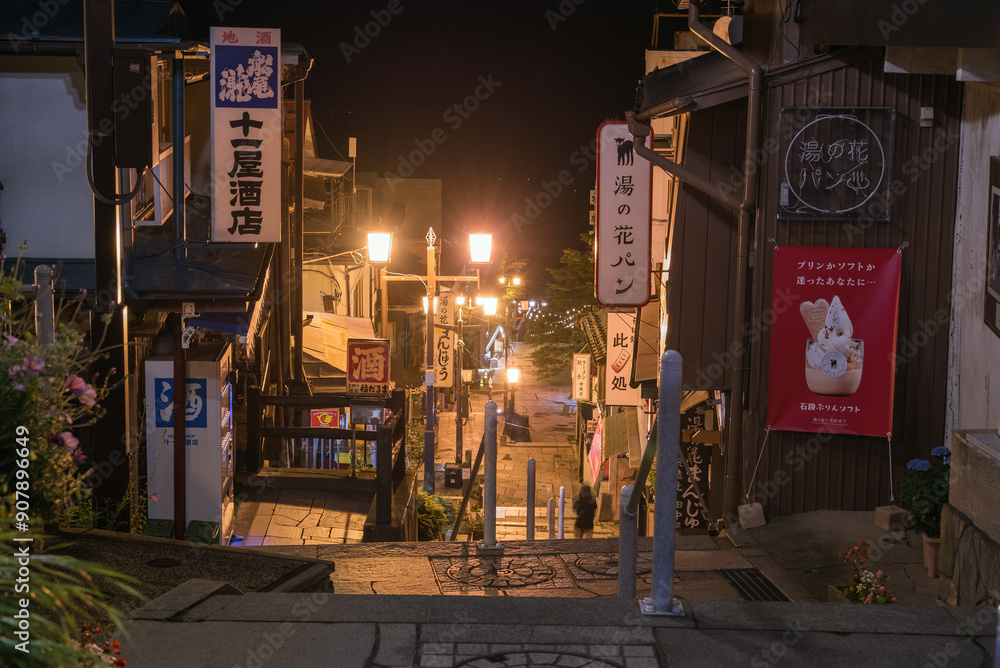 2024年7月に群馬県・渋川市にて、伊香保温泉「石段街」の夜景。 Gunma, Japan - July 20, 2024: Stone ...