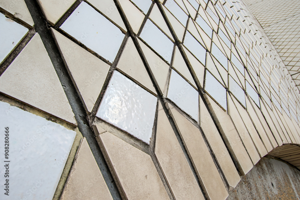 Tiles on the sail-shaped precast concrete shells of the Sydney Opera ...