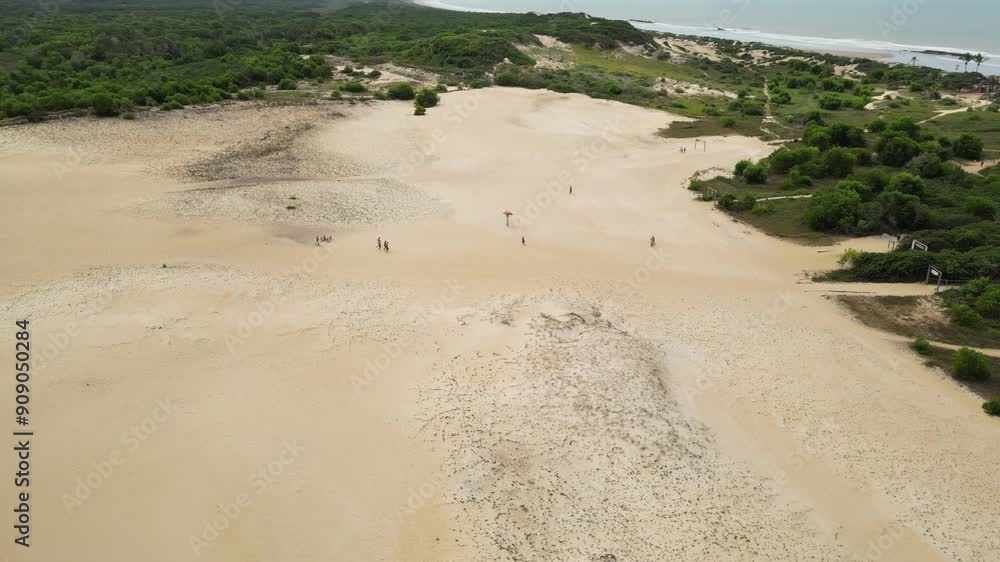 Imagem aérea de uma dia ensolarado na praia de Itaúnas no litoral do ...