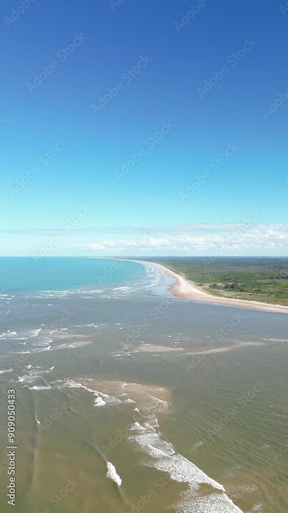 Imagem aérea de uma dia ensolarado na praia de Itaúnas no litoral do ...