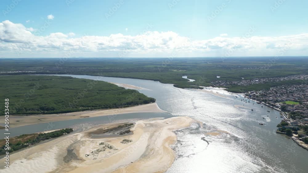 Imagem aérea de uma dia ensolarado na praia de Itaúnas no litoral do ...