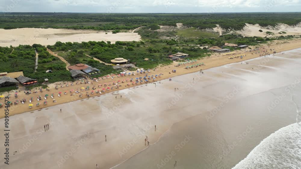 Imagem aérea de uma dia ensolarado na praia de Itaúnas no litoral do ...
