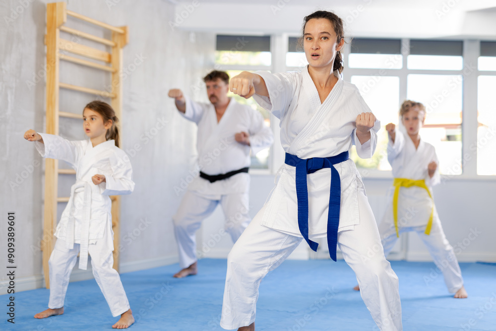 Parents with children athletes starting position and studying repeating ...