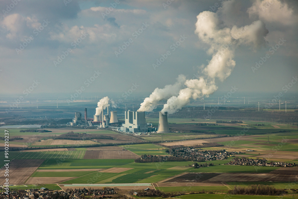Das Kraftwerk Niederaußem ist von der RWE Power mit Braunkohle ...