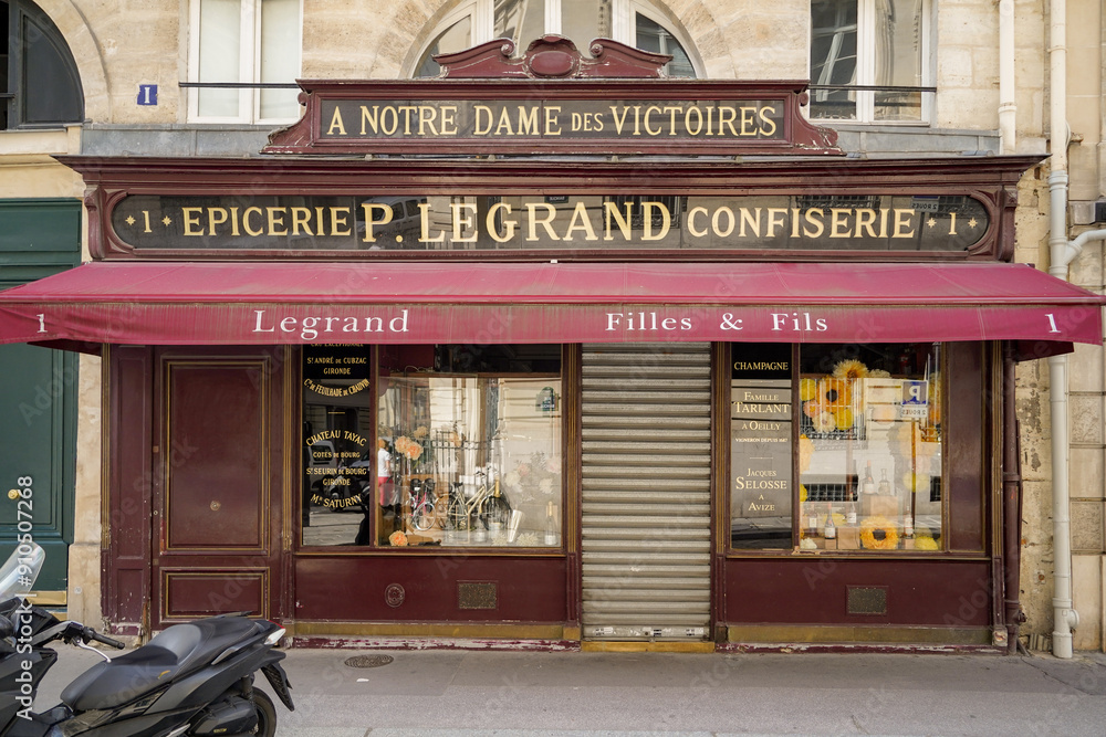 Foto de Paris France 07 07 2024 :beautiful and typical parisian ...