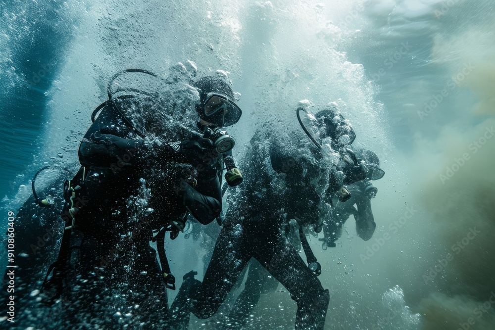Foto de Group of People in Scuba Gear in the Water, Underwater training ...