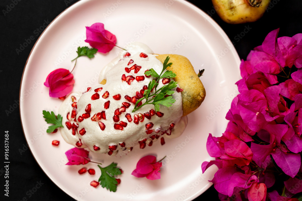 Fotografía de Chiles en Nogada: chile poblano relleno, cubierto con ...
