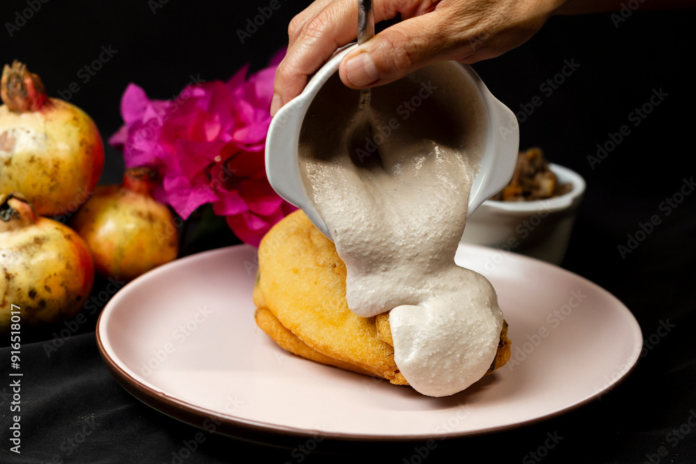 Fotografía de Chiles en Nogada: chile poblano relleno, cubierto con ...