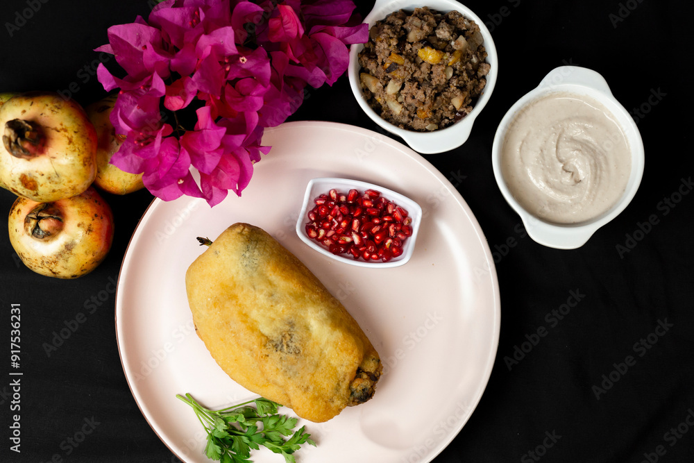 Fotografía de Chiles en Nogada: chile poblano relleno, cubierto con ...