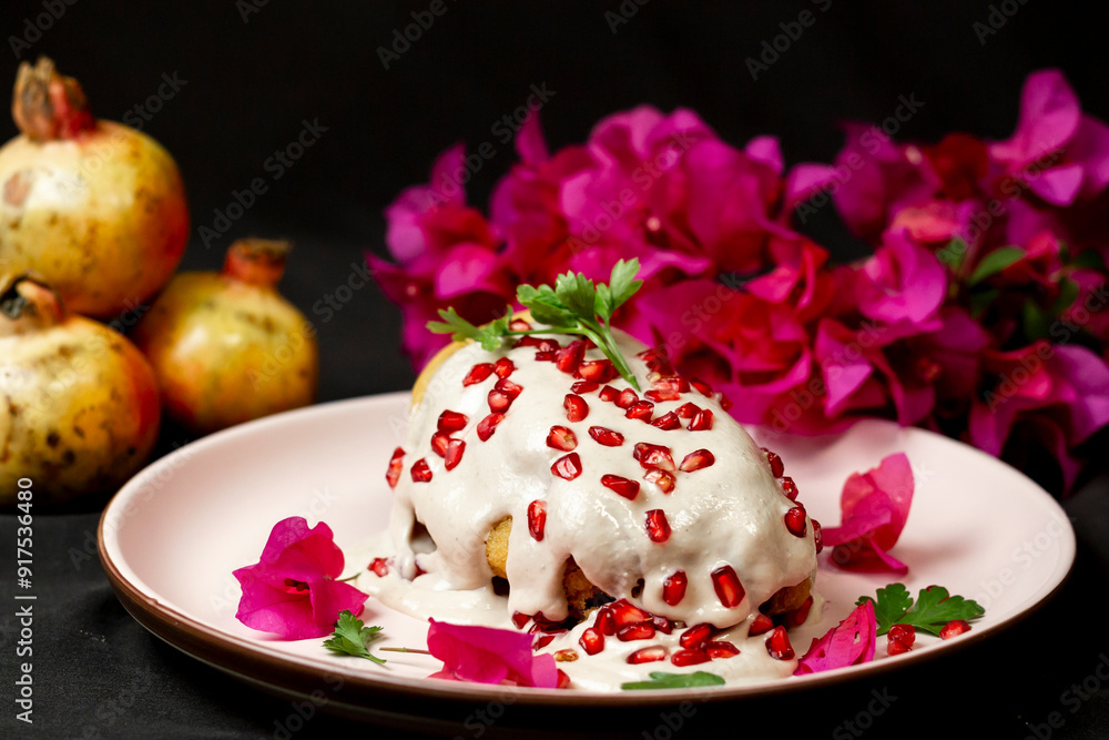 Fotografía de Chiles en Nogada: chile poblano relleno, cubierto con ...