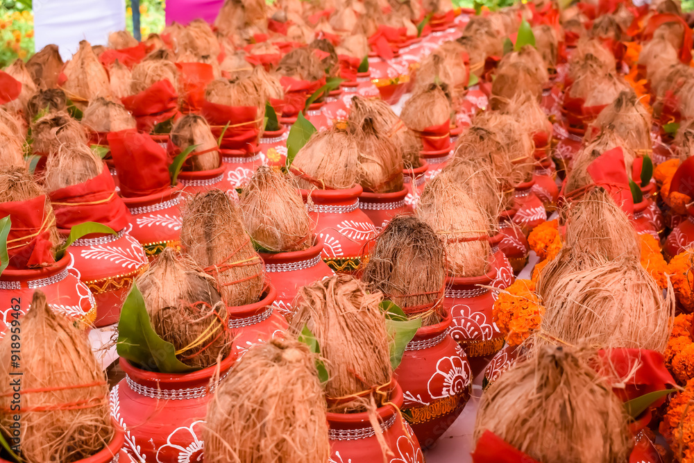Foto de Kalash with coconut and mango leaf with floral decoration ...