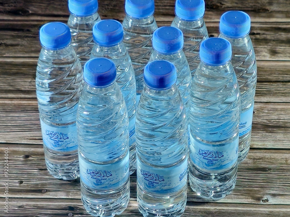 Foto de Cairo, Egypt, June 30 2024: Zamzam water, from Zam zam well ...