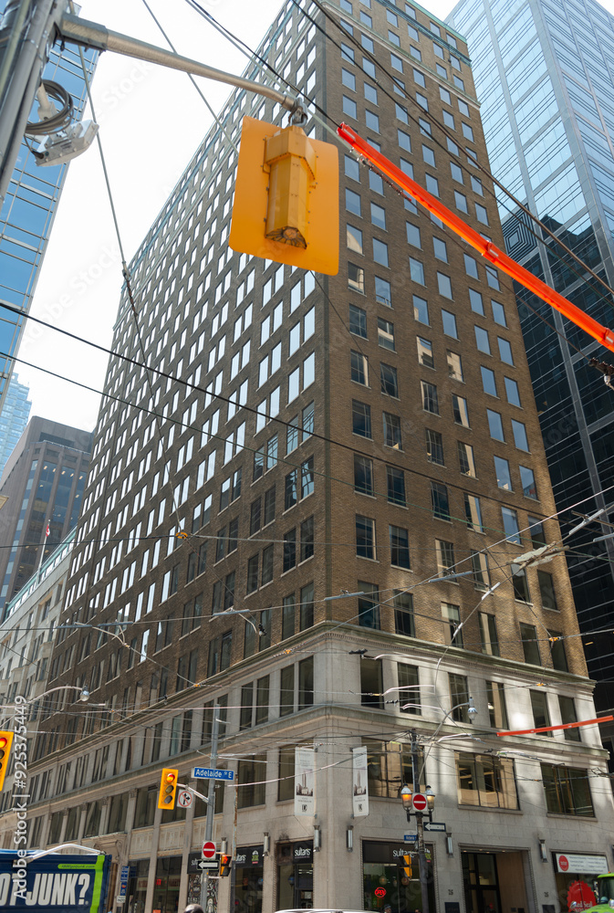 Foto de skyward view of Victoria Tower, located at 25 Adelaide Street ...