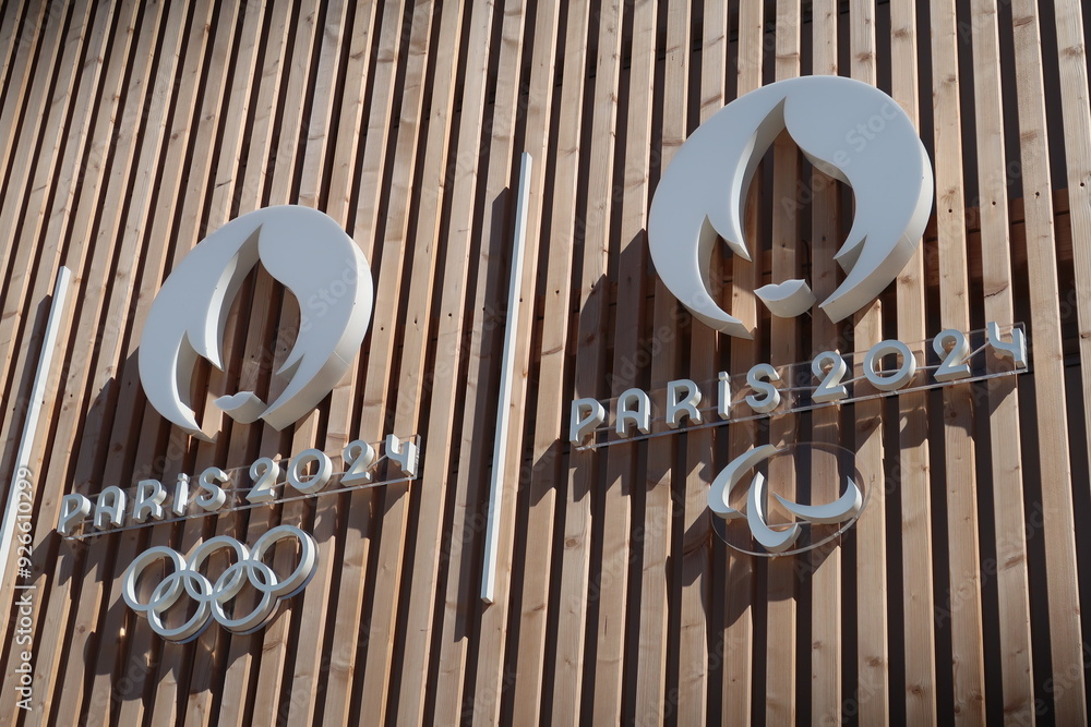Logo des JO d’été de Paris 2024, avec les anneaux olympiques symbole ...