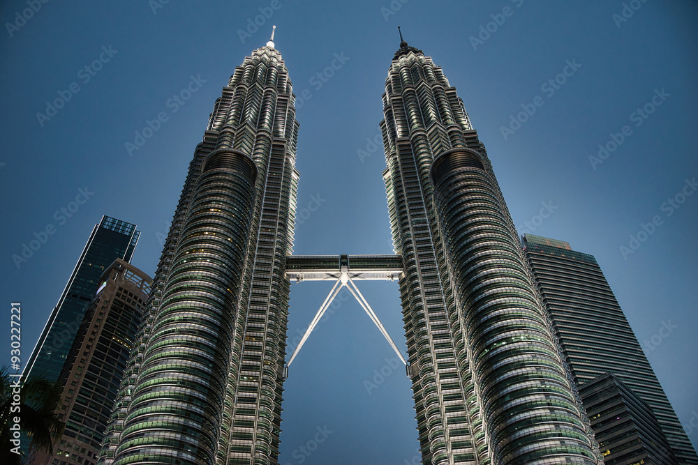 Foto de July 22, 2023: petronas twin towers, the tallest buildings in Kuala Lumpur, malaysia and ...