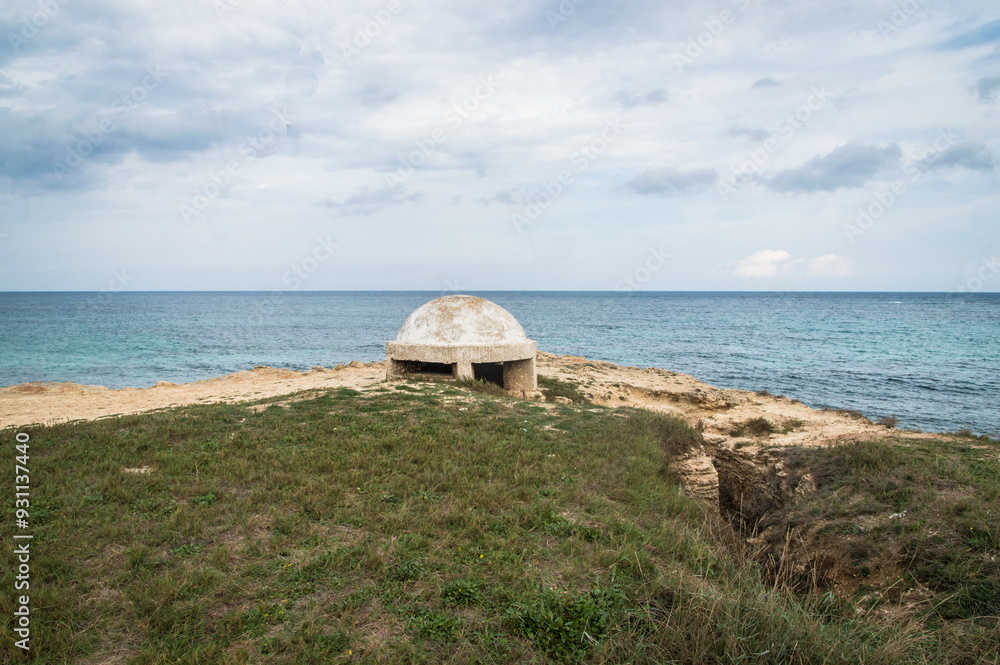 Un piccolo bunker della seconda guerra mondiale sulla costa prima di ...