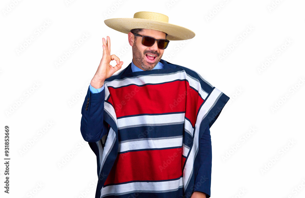 hombre maduro feliz vestido con traje típico de huaso chileno haciendo ...