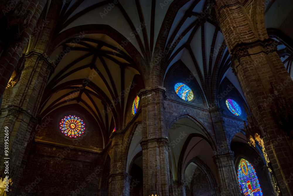 vitral, arte en vitral, iglesia catolica, cristaleria, piedra tallada ...