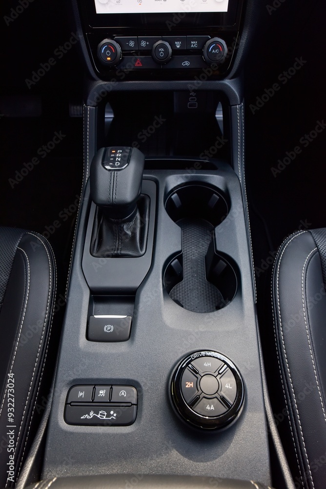 Ford Ranger V6 Platinum. Top-equipped pick-up with a powerful six ...