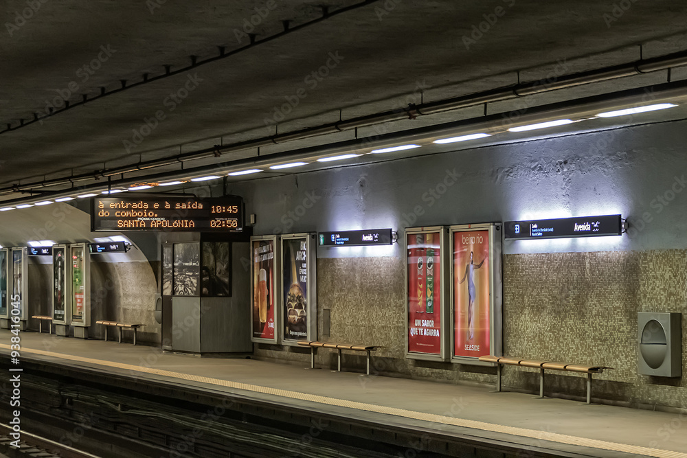Interior of Subway train station Avenida (Blue Line - Linha Azul ...