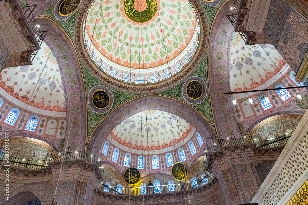Beautiful islamic architecture in the interior of Yeni Cami Mosque ...
