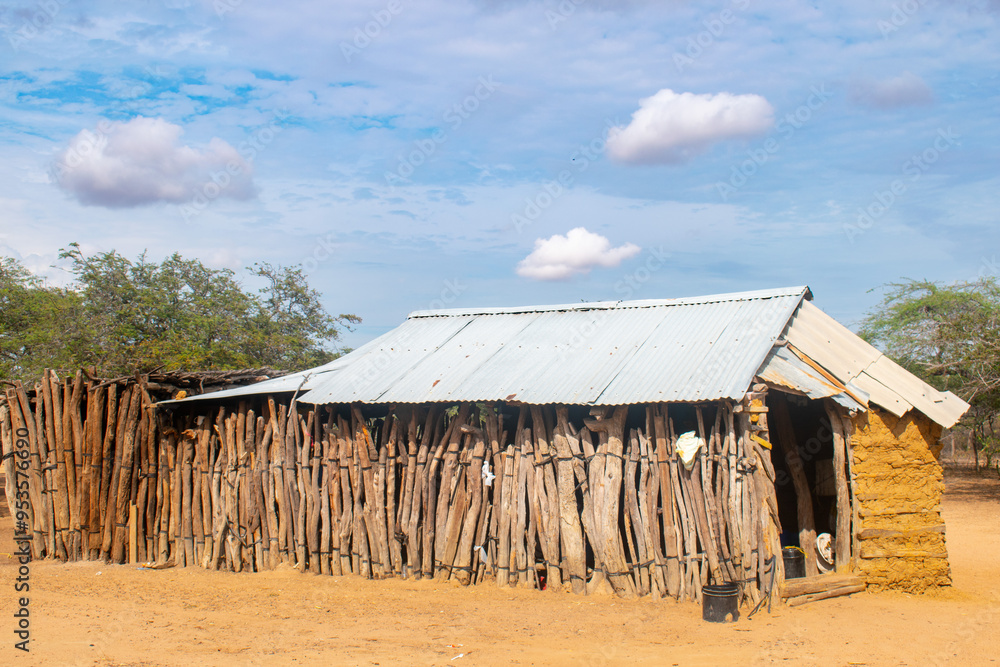 casas de barro y bahareque con techo de zinc donde habitan indígenas de ...