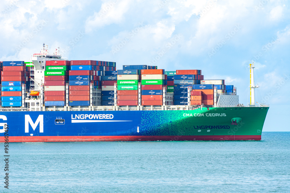 Container ship full capacity CMA CGM CEDRUS powered by natural gas ...