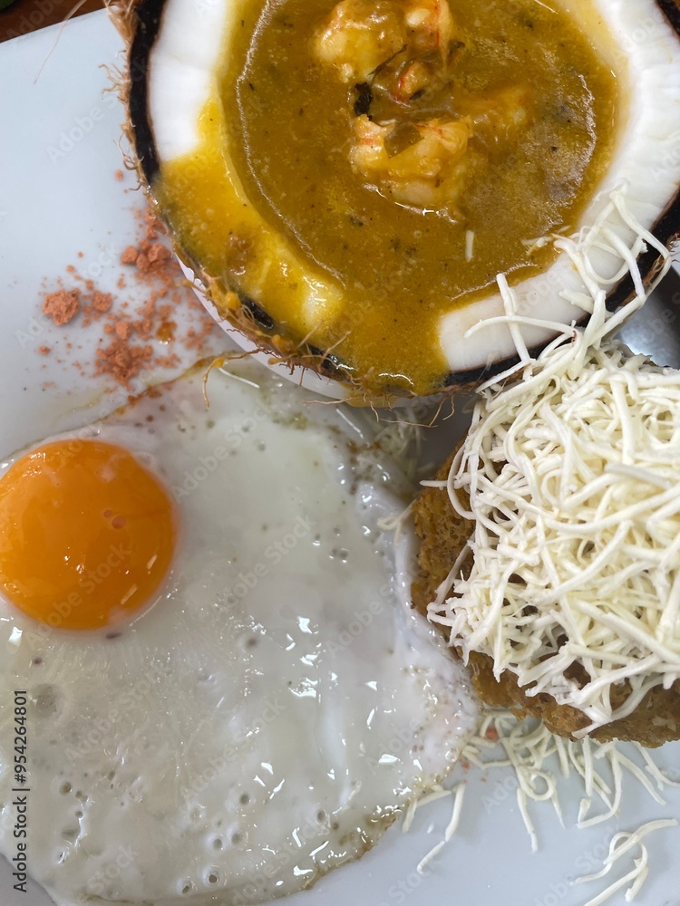 comida típica ecuador bolón mixto con enconado de camarón y huevo frito ...