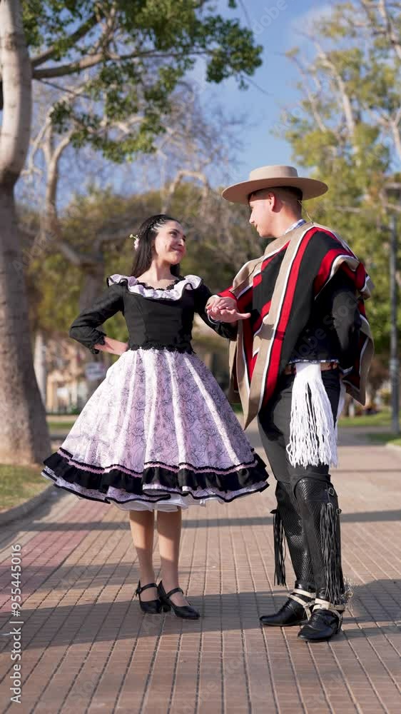 pareja de huasos chilenos bailando cueca en la plaza de la ciudad ... pareja de huasos chilenos bailando cueca en la plaza de la ciudad ...