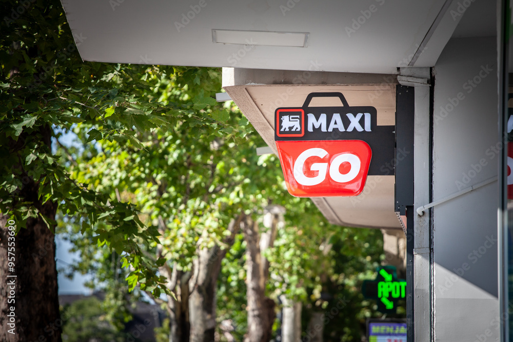 Foto de BELGRADE, SERBIA - JULY 12, 2024: logo of a Maxi Go supermarket in Belgrade, Serbia ...