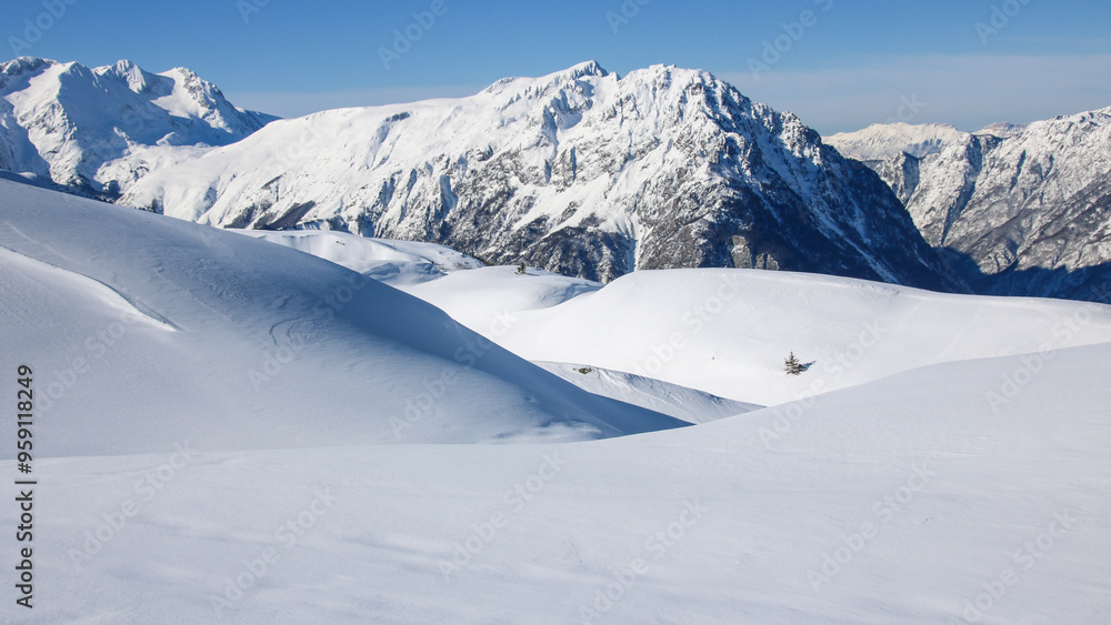Plateau alpin couvert de neige à l'Alpe d'Huez, station de ski du ...