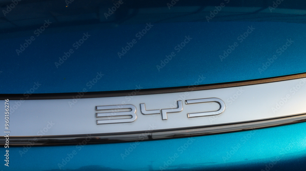 Logo BYD parachoque simbolo elétrico carro chines. Foto feita em Mogi ...