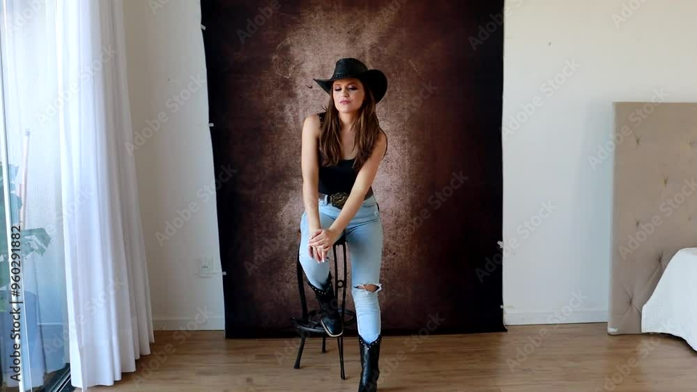 Mulher vaqueira usando chapéu faz poses para ensaio fotografico em ...