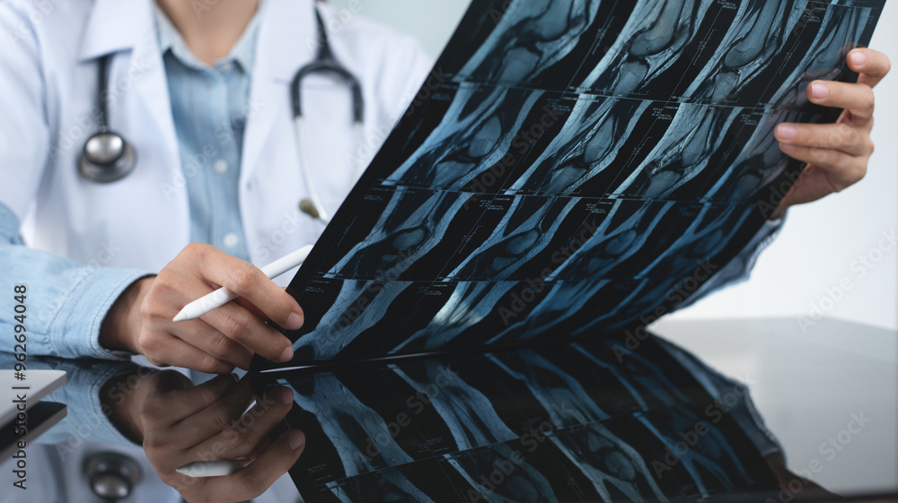 Orthopedics surgeon doctor examining patient's knee joint x-ray films ...