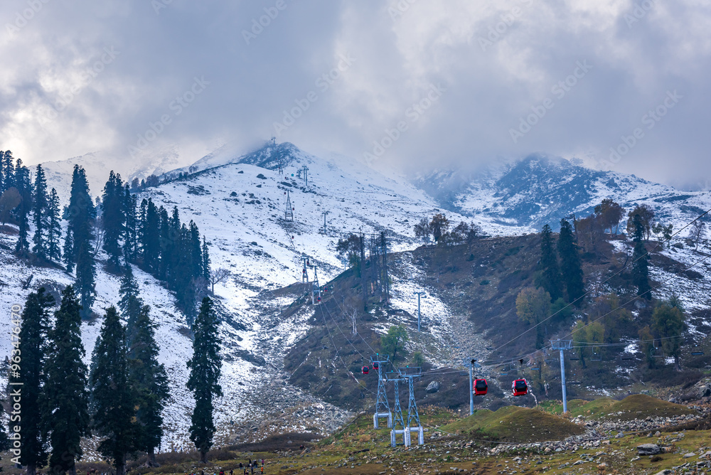 View of Apharwat Peak from Gulmarg Gondola ropeway at Kongdoori ...