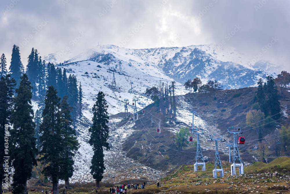 View of Apharwat Peak from Gulmarg Gondola ropeway at Kongdoori ...