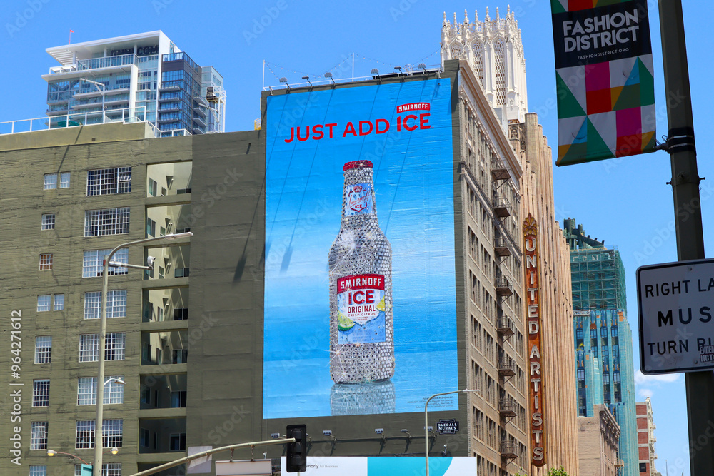 Foto de Los Angeles, California – May 11, 2024: SMIRNOFF ICE, Mural ...