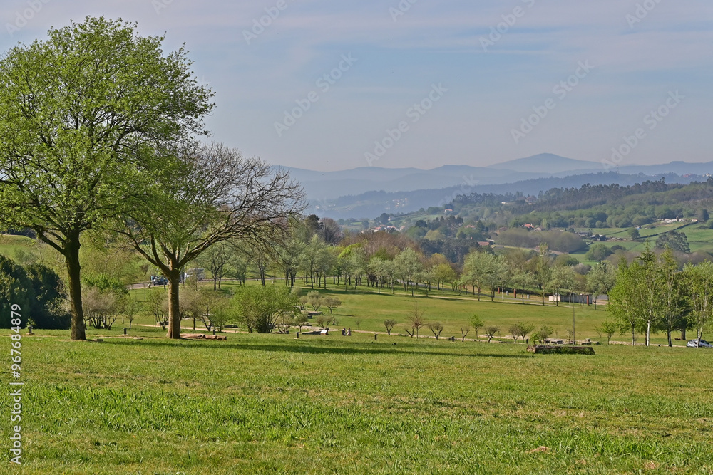 Paesaggi di Galizia, campagna colline, boschi e sentieri sul cammino ...
