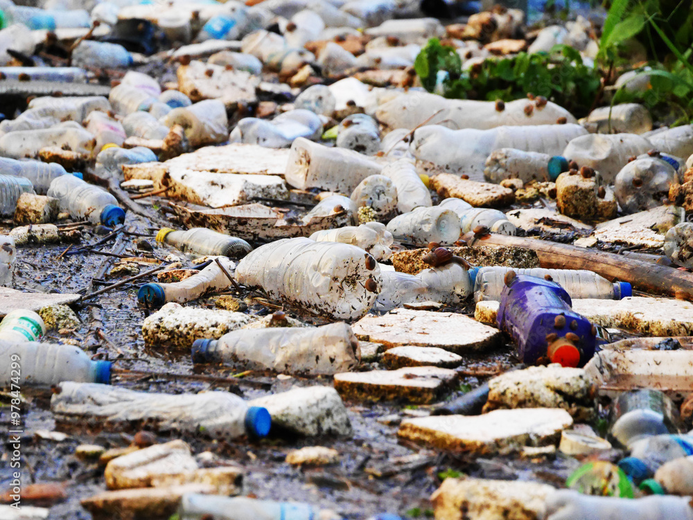 Foto de impactful image of plastic waste pollution in nature, featuring ...