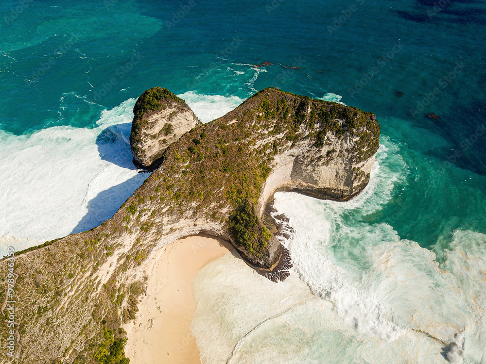 Aerial view of Kelingking Beach also called T-Rex Beach, Nusa Penida ...