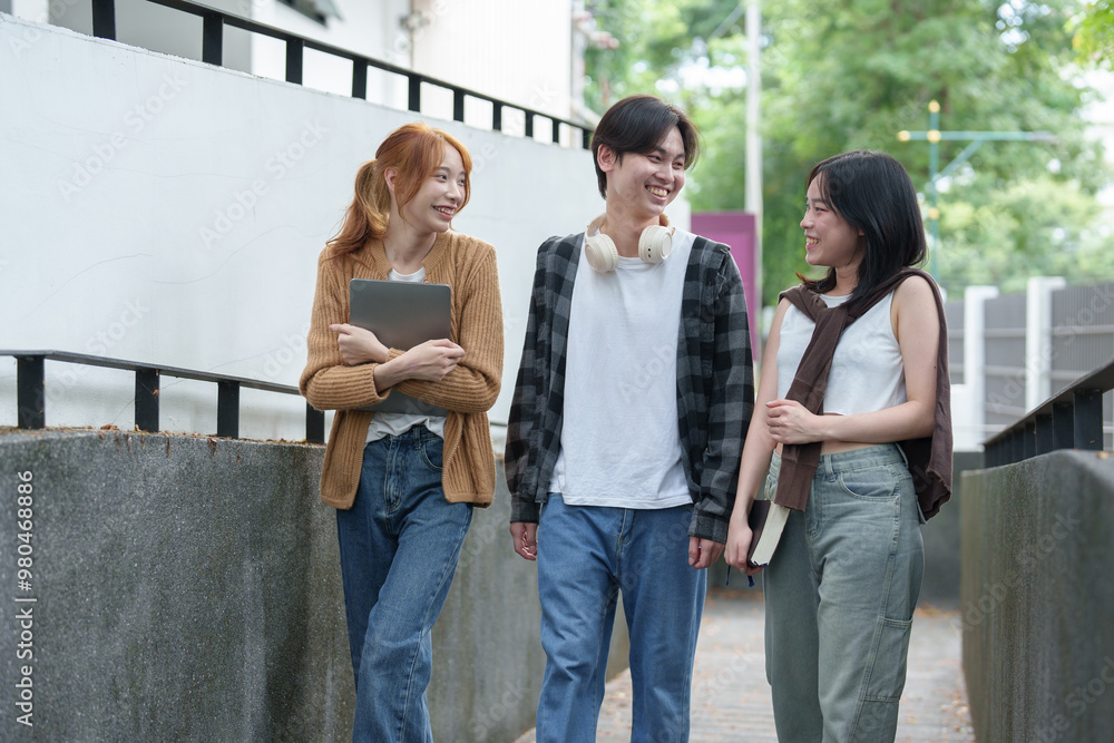 Young Asian college students and groups of male and female students ...