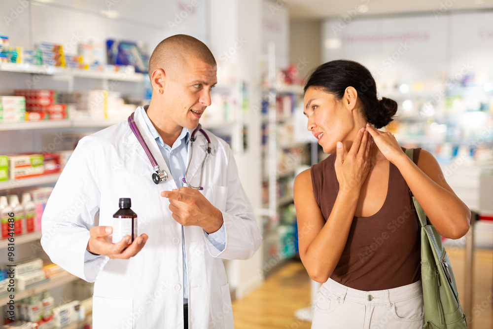 Woman complains to a pharmacist about a sore throat. Help in choosing a ...